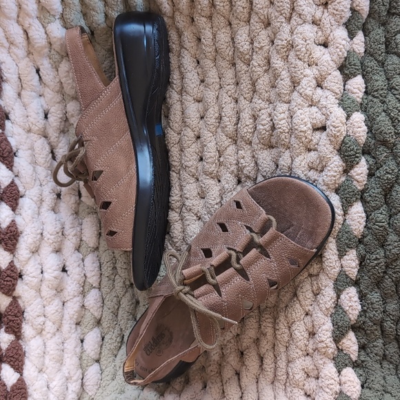 Cobbie Cuddlers | Shoes | Cobbie Cuddlers Light Brown Sandals Wide ...